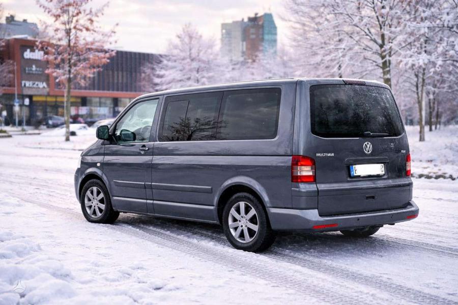 Grey Volkswagen Multivan 2009 in Klaipeda, with an engine capacity of 2.50 L and mileage of 365 thousand km for 7400 €, photo 3 on AUTOMOTO.COM.LV
