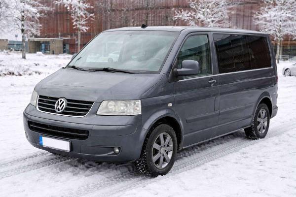 Pelēks Volkswagen Multivan 2009 Klaipėda, ar dzinēja tilpumu 2.50 L un nobraukumu 365 tūkst. km par 7400 €, foto 2 vietnē AUTOMOTO.COM.LV