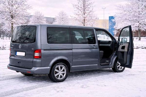Pelēks Volkswagen Multivan 2009 Klaipėda, ar dzinēja tilpumu 2.50 L un nobraukumu 365 tūkst. km par 7400 €, foto 3 vietnē AUTOMOTO.COM.LV