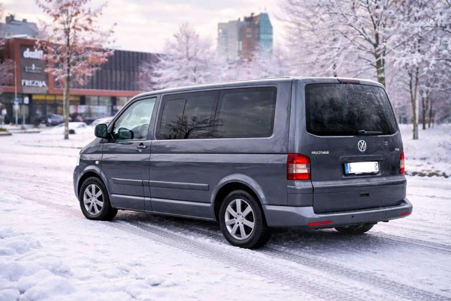 Pelēks Volkswagen Multivan 2009 Klaipėda, ar dzinēja tilpumu 2.50 L un nobraukumu 365 tūkst. km par 7400 €, foto 4 vietnē AUTOMOTO.COM.LV