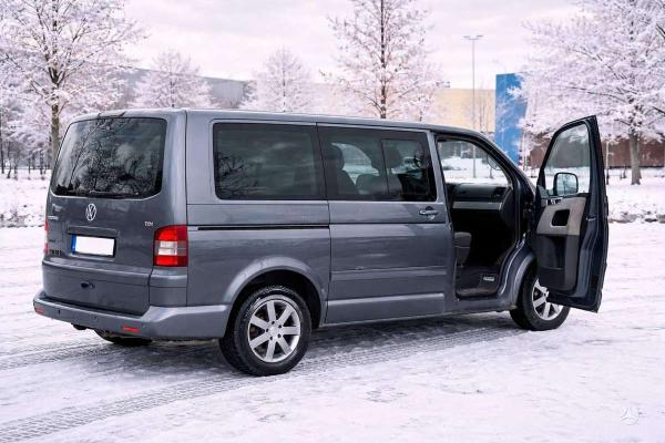 Pelēks Volkswagen Multivan 2009 Klaipėda, ar dzinēja tilpumu 2.50 L un nobraukumu 365 tūkst. km par 7400 €, foto 5 vietnē AUTOMOTO.COM.LV