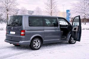 Pelēks Volkswagen Multivan 2009 Klaipėda, ar dzinēja tilpumu 2.50 L un nobraukumu 365 tūkst. km par 7400 €, foto 5 vietnē AUTOMOTO.COM.LV