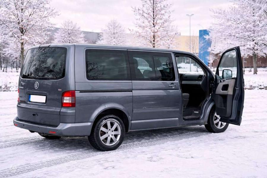 Grey Volkswagen Multivan 2009 in Klaipeda, with an engine capacity of 2.50 L and mileage of 365 thousand km for 6850 €, photo 3 on AUTOMOTO.COM.LV