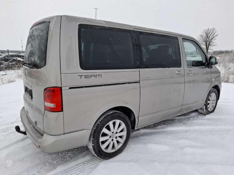 Grey Volkswagen Multivan 2011 in Marijampole, with an engine capacity of 2.00 L and mileage of 257 thousand km for 14200 €, photo 3 on AUTOMOTO.COM.LV