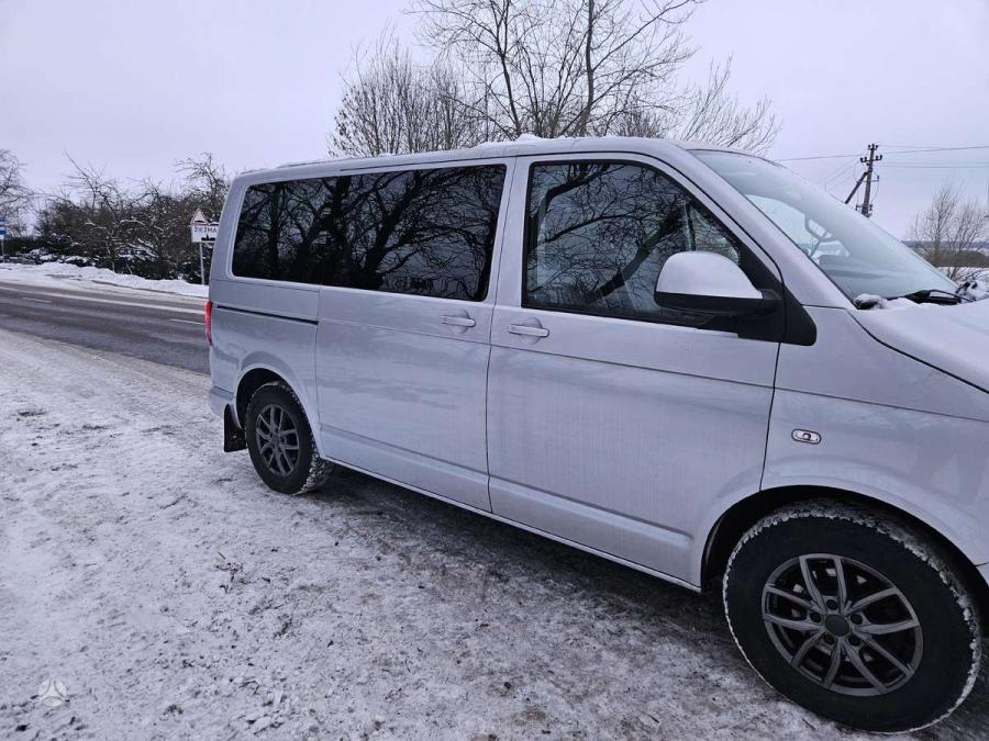 Grey Volkswagen Multivan 2011 in Kaisiadorys, with an engine capacity of 2.00 L and mileage of 260 thousand km for 12000 €, photo 4 on AUTOMOTO.COM.LV