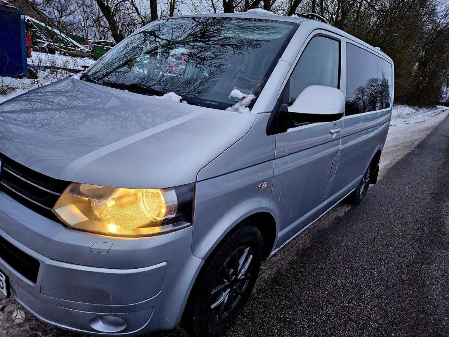 Grey Volkswagen Multivan 2011 in Kaisiadorys, with an engine capacity of 2.00 L and mileage of 260 thousand km for 12000 €, photo 9 on AUTOMOTO.COM.LV