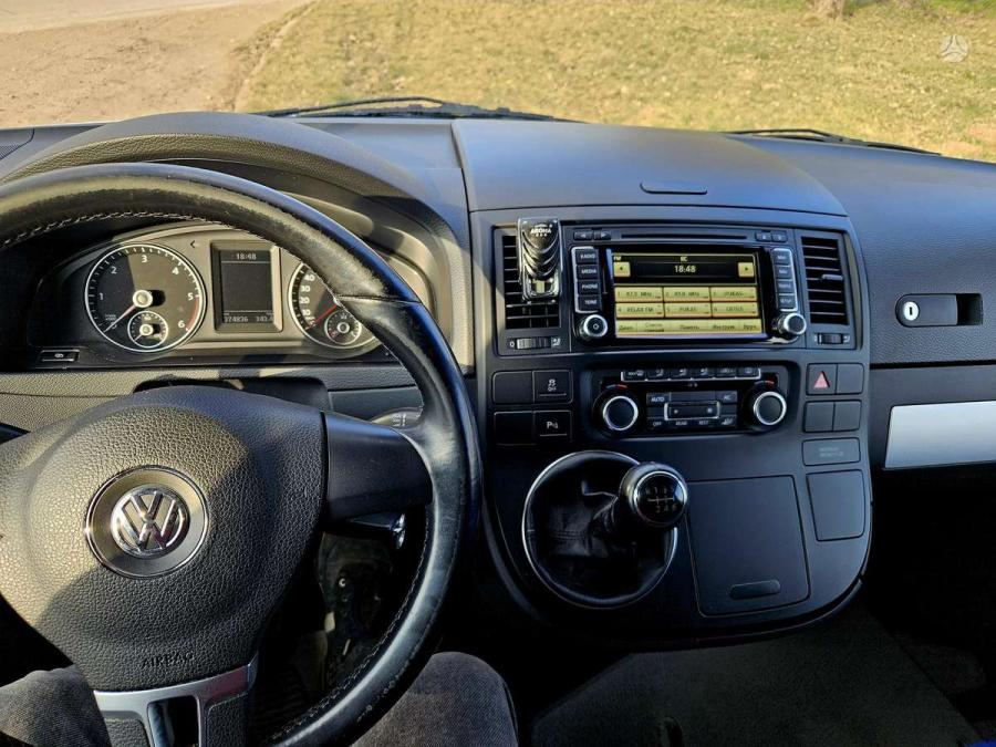 Pelēks Volkswagen Multivan 2011 Kaišiadorys, ar dzinēja tilpumu 2.00 L un nobraukumu 300 tūkst. km par 12900 €, foto 6 vietnē AUTOMOTO.COM.LV