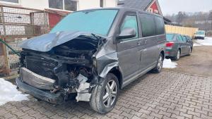 Pelēks Volkswagen Multivan 2012 Panevēža, ar dzinēja tilpumu 2.00 L un nobraukumu 154 tūkst. km par 7500 €, foto 2 vietnē AUTOMOTO.COM.LV