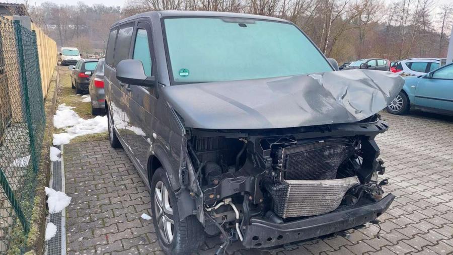 Pelēks Volkswagen Multivan 2012 Panevēža, ar dzinēja tilpumu 2.00 L un nobraukumu 154 tūkst. km par 7500 €, foto 3 vietnē AUTOMOTO.COM.LV