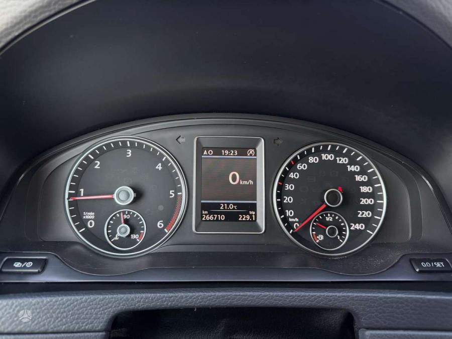 Grey Volkswagen Multivan 2013 in Vilnius, with an engine capacity of 1.97 L and mileage of 267 thousand km for 13950 €, photo 15 on AUTOMOTO.COM.LV