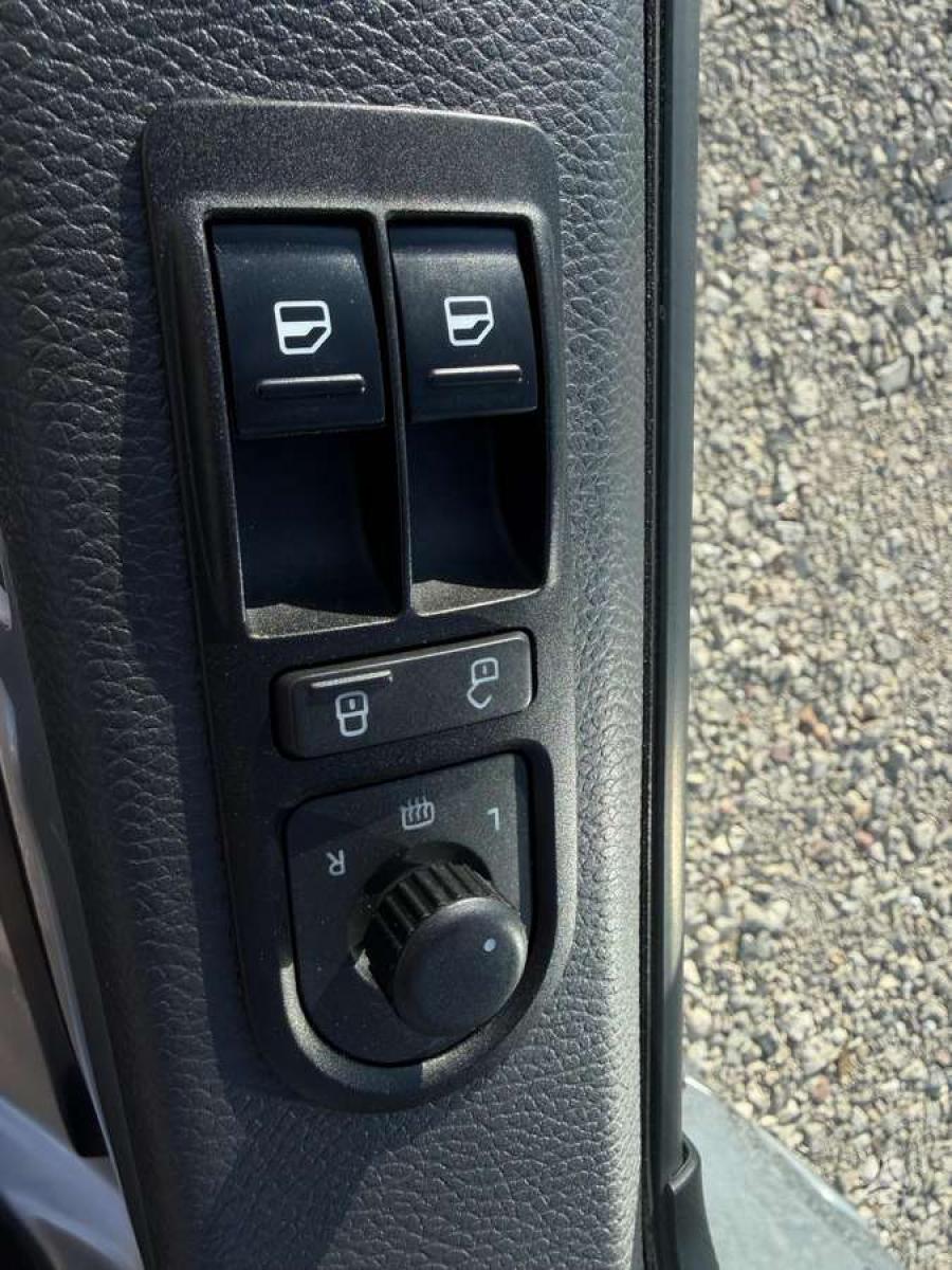Grey Volkswagen Multivan 2013 in Vilnius, with an engine capacity of 1.97 L and mileage of 267 thousand km for 13950 €, photo 20 on AUTOMOTO.COM.LV