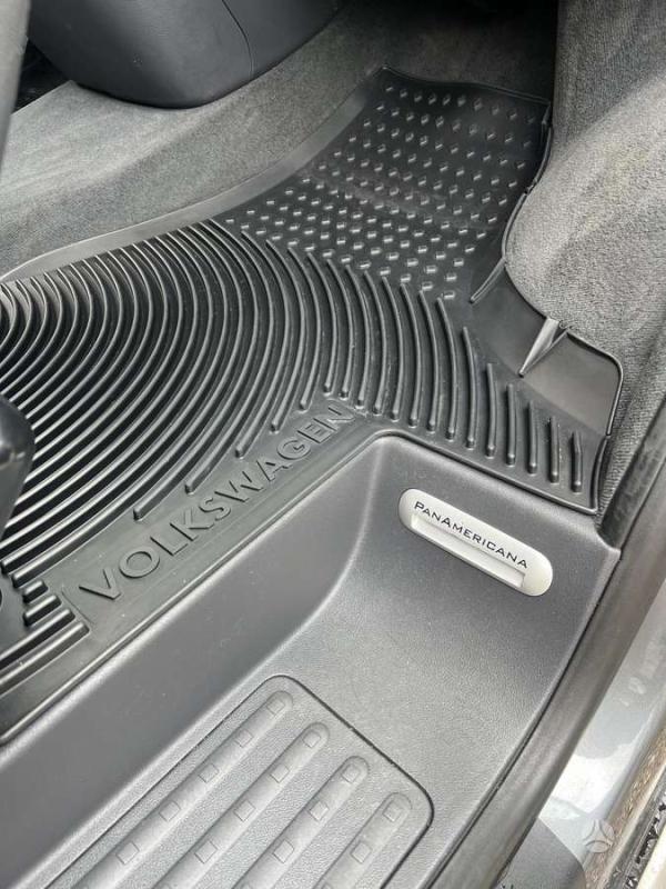 Grey Volkswagen Multivan 2013 in Klaipeda, with an engine capacity of 1.97 L and mileage of 124 thousand km for 24999 €, photo 7 on AUTOMOTO.COM.LV