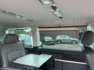 Pelēks Volkswagen Multivan 2013 Klaipėda, ar dzinēja tilpumu 1.97 L un nobraukumu 124 tūkst. km par 24999 €, foto 12 vietnē AUTOMOTO.COM.LV