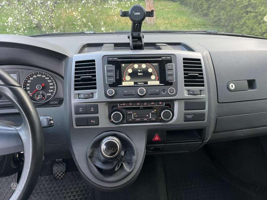 Grey Volkswagen Multivan 2015 in Jonava, with an engine capacity of 2.00 L and mileage of 274 thousand km for 16100 €, photo 8 on AUTOMOTO.COM.LV