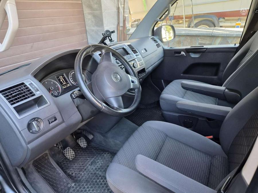 Grey Volkswagen Multivan 2015 in Jonava, with an engine capacity of 2.00 L and mileage of 274 thousand km for 16100 €, photo 9 on AUTOMOTO.COM.LV