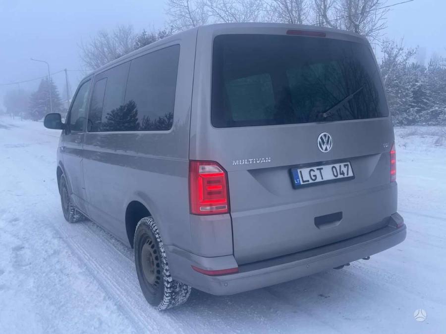 Grey Volkswagen Multivan 2018 in Panevezys, with an engine capacity of 2.00 L and mileage of 182 thousand km for 17800 €, photo 7 on AUTOMOTO.COM.LV