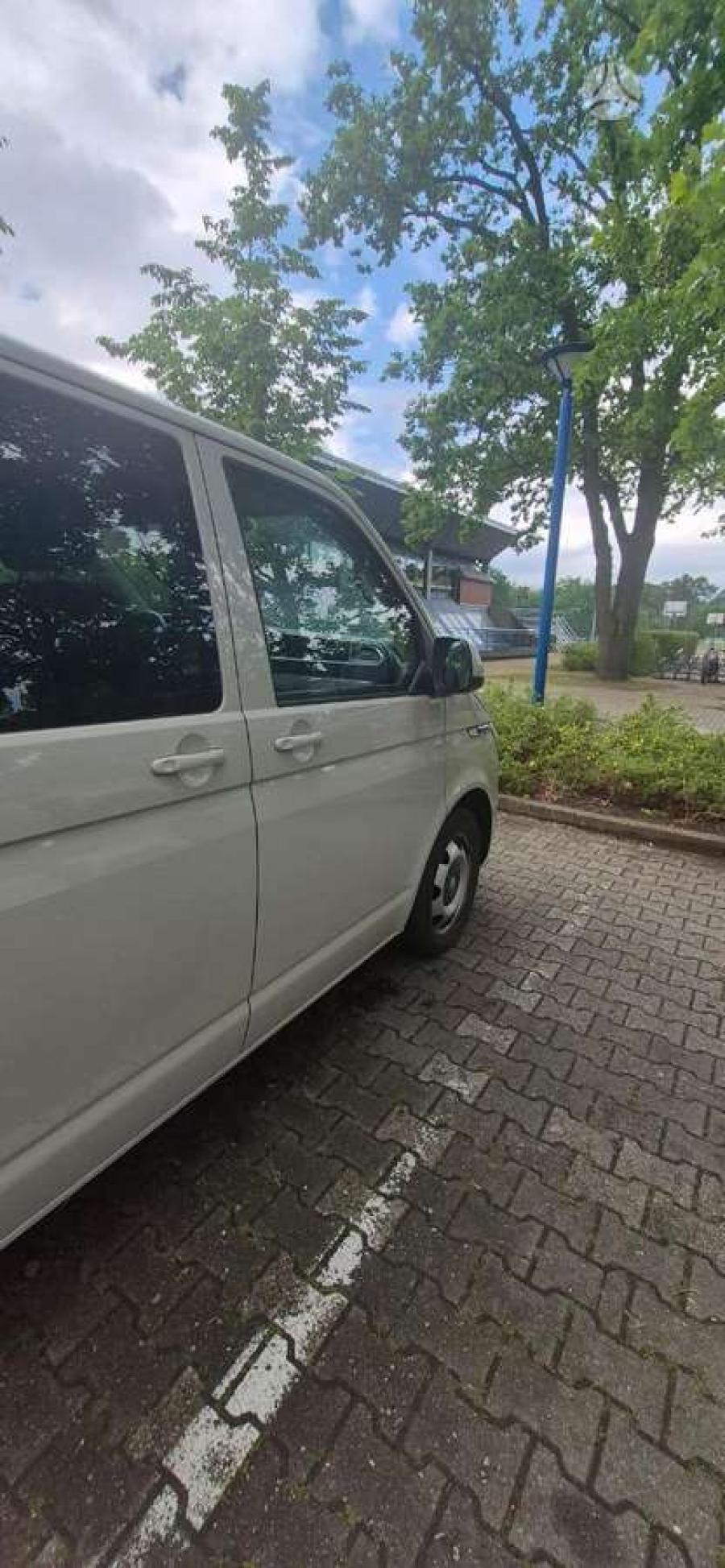 Pelēks Volkswagen Multivan 2020 Klaipėda, ar dzinēja tilpumu 1.97 L un nobraukumu 128 tūkst. km par 29900 €, foto 4 vietnē AUTOMOTO.COM.LV