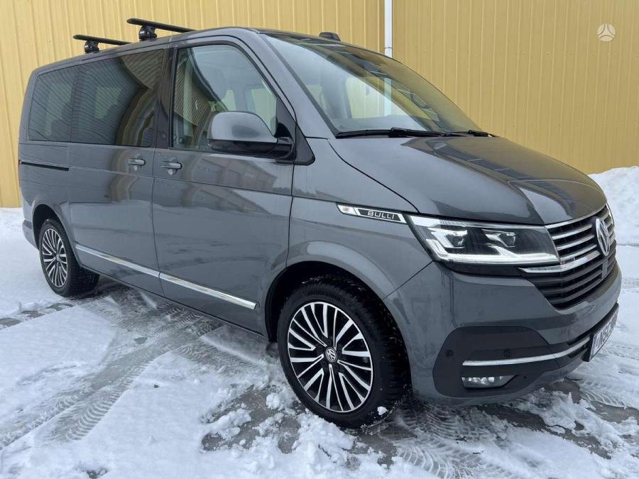 Grey Volkswagen Multivan 2022 in Kaunas, with an engine capacity of 1.97 L and mileage of 112 thousand km for 47500 €, photo 4 on AUTOMOTO.COM.LV