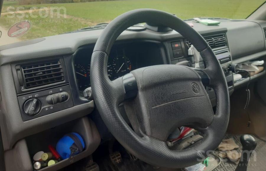 Grey Volkswagen Multivan 1997 in Bauska, with an engine capacity of 2.50 L and mileage of 403 thousand km for 4900 €, photo 6 on AUTOMOTO.COM.LV
