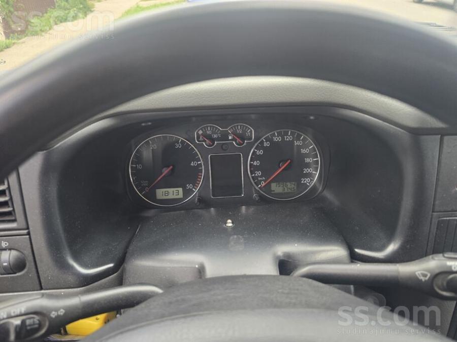 Grey Volkswagen Multivan 2001 in Daugavpils, with an engine capacity of 2.50 L and mileage of 200 thousand km for 9000 €, photo 4 on AUTOMOTO.COM.LV