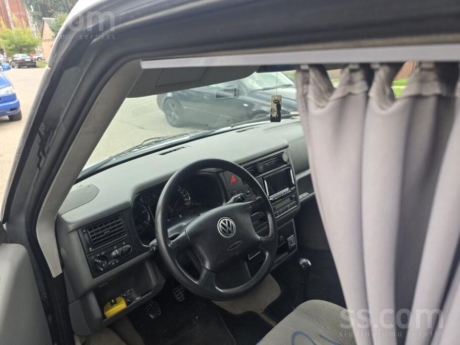 Grey Volkswagen Multivan 2001 in Daugavpils, with an engine capacity of 2.50 L and mileage of 200 thousand km for 9000 €, photo 8 on AUTOMOTO.COM.LV