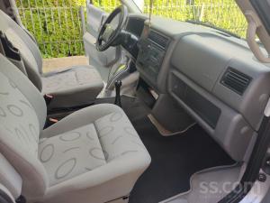 Grey Volkswagen Multivan 2003 in Ogre, with an engine capacity of 2.50 L and mileage of 352 thousand km for 9500 €, photo 10 on AUTOMOTO.COM.LV