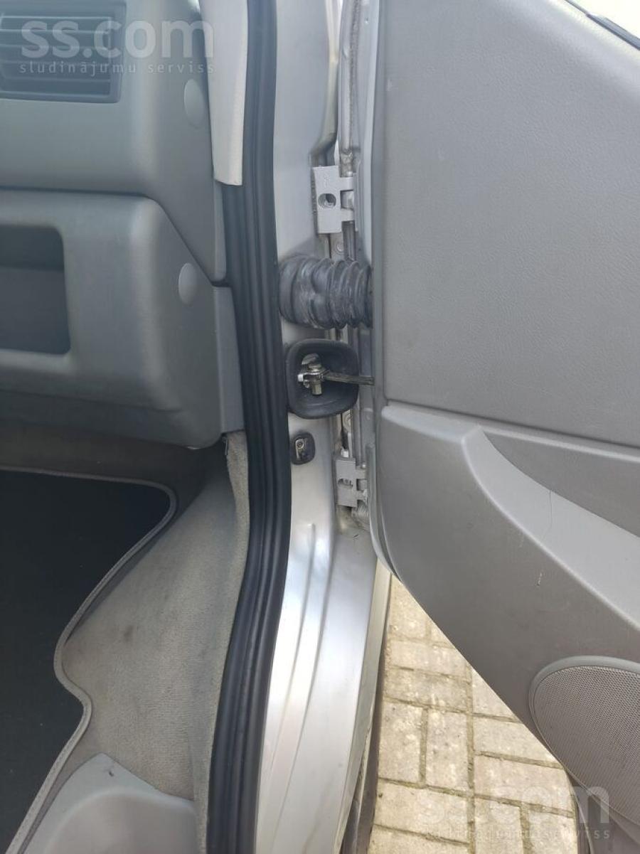 Grey Volkswagen Multivan 2003 in Ogre, with an engine capacity of 2.50 L and mileage of 352 thousand km for 9500 €, photo 14 on AUTOMOTO.COM.LV