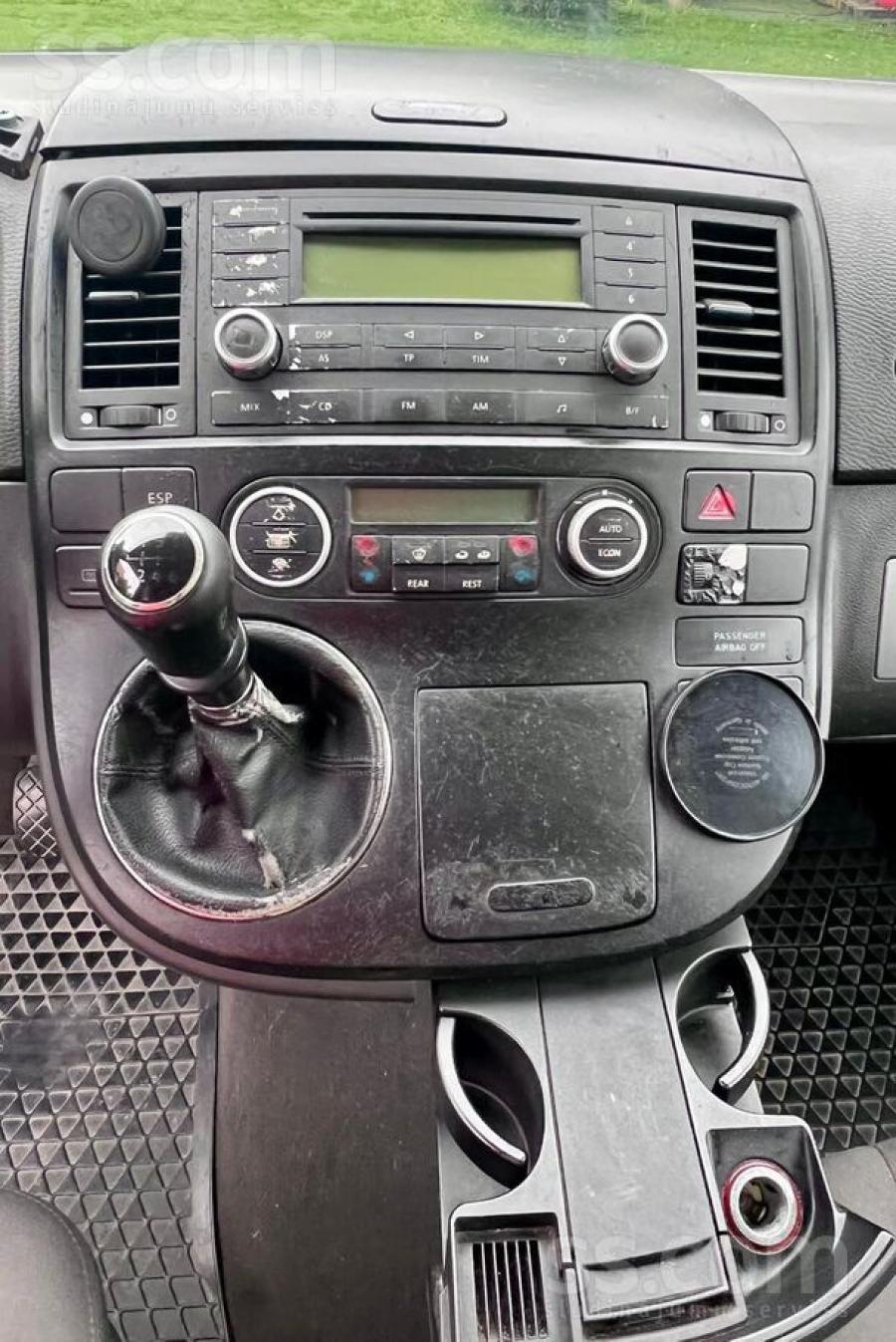 Pelēks Volkswagen Multivan 2003 Rīga, ar dzinēja tilpumu 2.50 L un nobraukumu 405 tūkst. km par 5200 €, foto 12 vietnē AUTOMOTO.COM.LV