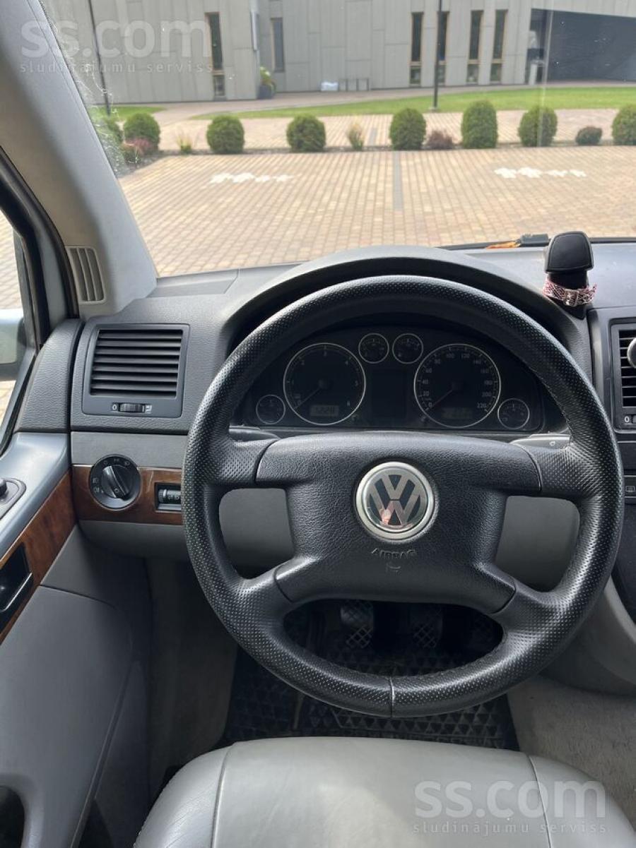 Pelēks Volkswagen Multivan 2004 Rīga, ar dzinēja tilpumu 2.50 L un nobraukumu 459 tūkst. km par 3200 €, foto 8 vietnē AUTOMOTO.COM.LV
