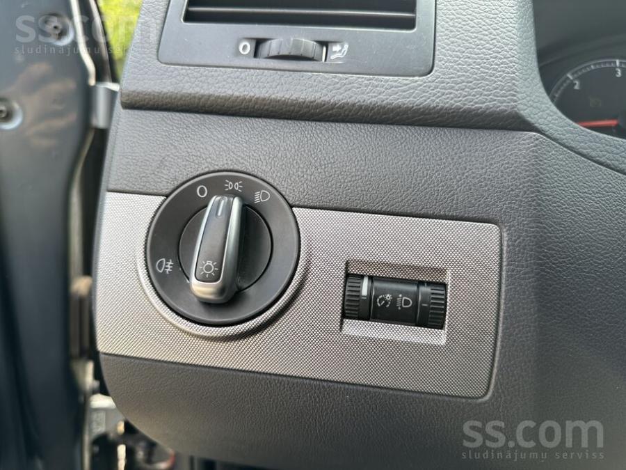 Grey Volkswagen Multivan 2006 in Tukums, with an engine capacity of 2.50 L and mileage of 320 thousand km for 8490 €, photo 18 on AUTOMOTO.COM.LV