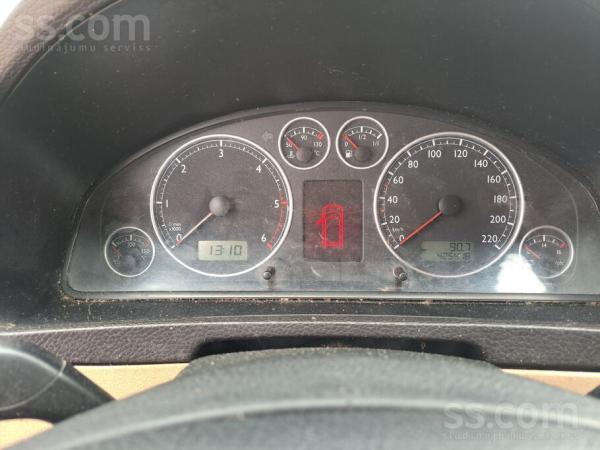 Grey Volkswagen Multivan 2006 in Valmiera, with an engine capacity of 2.50 L and mileage of 425 thousand km for 4950 €, photo 11 on AUTOMOTO.COM.LV