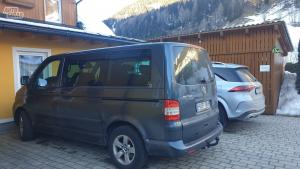 Grey Volkswagen Multivan 2008 in Kaunas, with an engine capacity of 2.50 L and mileage of 287 thousand km for 13600 €, photo 13 on AUTOMOTO.COM.LV