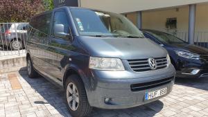 Grey Volkswagen Multivan 2008 in Kaunas, with an engine capacity of 2.50 L and mileage of 287 thousand km for 13600 €, photo 15 on AUTOMOTO.COM.LV