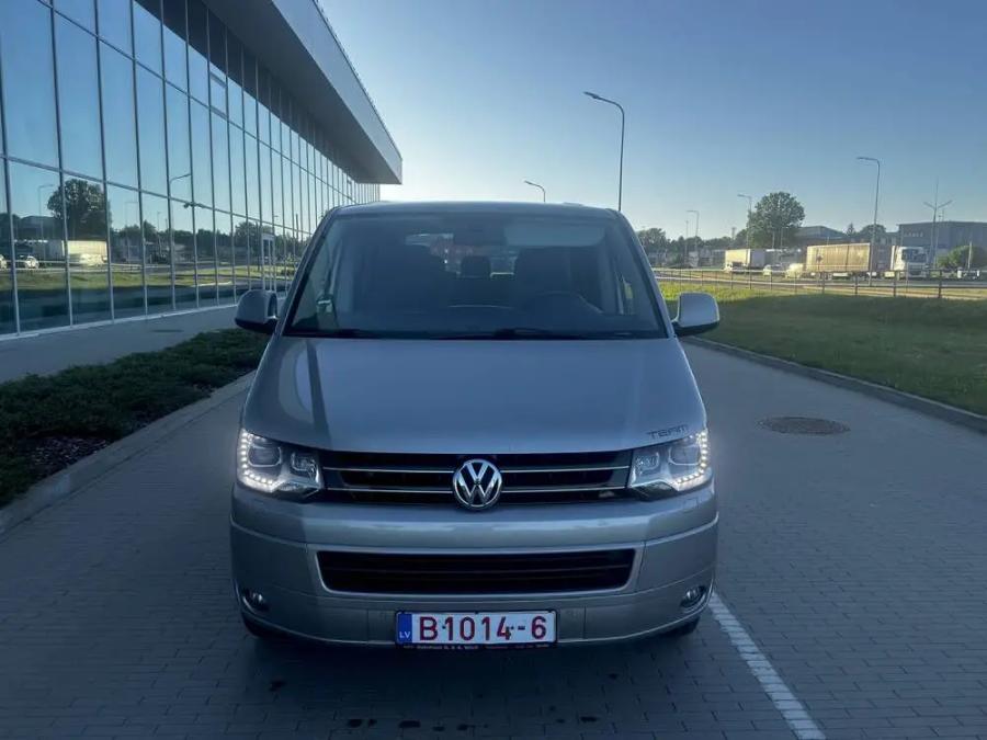 Pelēks Volkswagen Multivan 2011 Rēzekne, ar dzinēja tilpumu 2.00 L un nobraukumu 258 tūkst. km par 16900 €, foto 3 vietnē AUTOMOTO.COM.LV