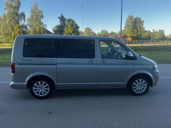 Grey Volkswagen Multivan 2011 in Rezekne, with an engine capacity of 2.00 L and mileage of 258 thousand km for 16900 €, photo 4 on AUTOMOTO.COM.LV