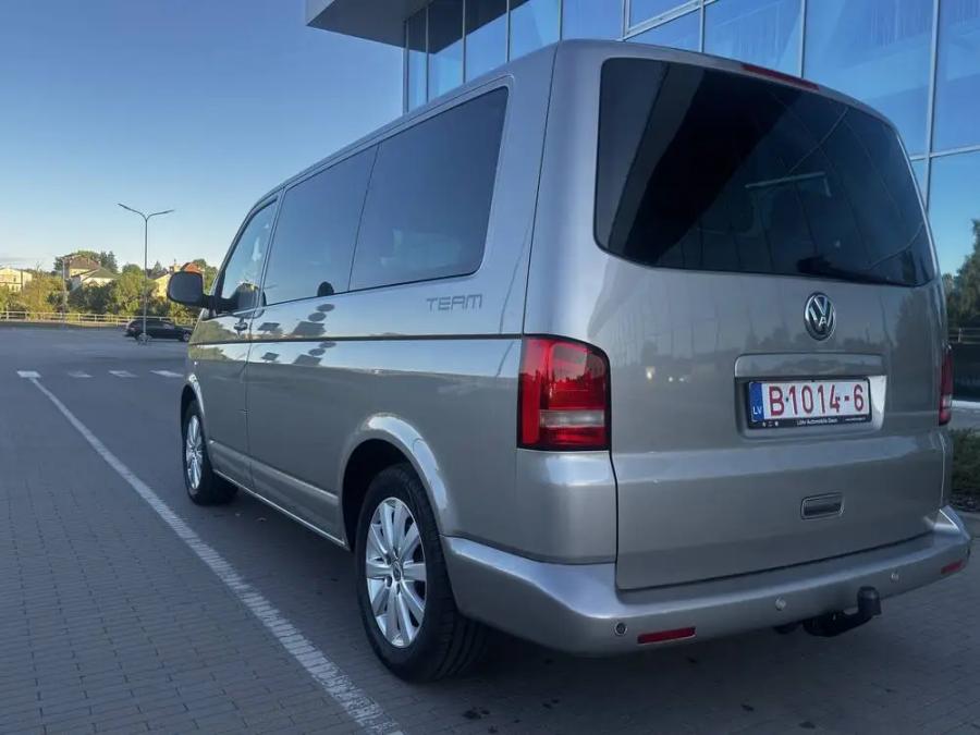 Pelēks Volkswagen Multivan 2011 Rēzekne, ar dzinēja tilpumu 2.00 L un nobraukumu 258 tūkst. km par 16900 €, foto 8 vietnē AUTOMOTO.COM.LV
