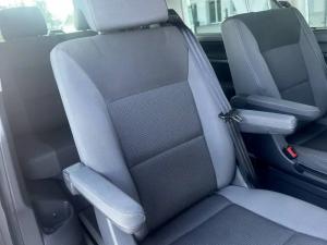 Pelēks Volkswagen Multivan 2011 Rēzekne, ar dzinēja tilpumu 2.00 L un nobraukumu 258 tūkst. km par 16900 €, foto 21 vietnē AUTOMOTO.COM.LV