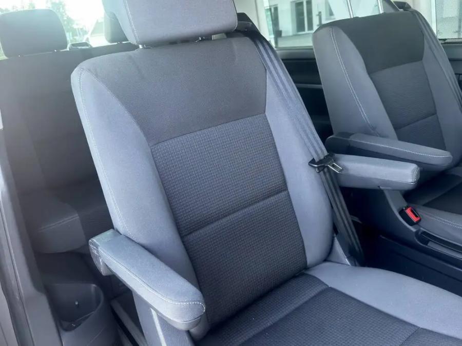 Pelēks Volkswagen Multivan 2011 Rēzekne, ar dzinēja tilpumu 2.00 L un nobraukumu 258 tūkst. km par 16900 €, foto 21 vietnē AUTOMOTO.COM.LV