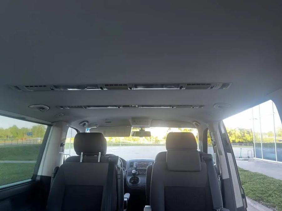 Pelēks Volkswagen Multivan 2011 Rēzekne, ar dzinēja tilpumu 2.00 L un nobraukumu 258 tūkst. km par 16900 €, foto 22 vietnē AUTOMOTO.COM.LV