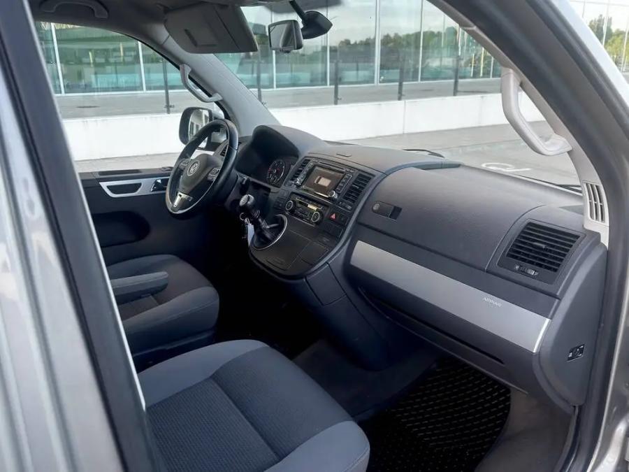 Pelēks Volkswagen Multivan 2011 Rēzekne, ar dzinēja tilpumu 2.00 L un nobraukumu 258 tūkst. km par 16900 €, foto 23 vietnē AUTOMOTO.COM.LV
