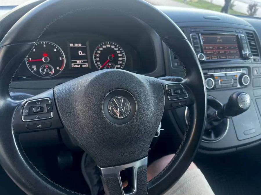 Pelēks Volkswagen Multivan 2011 Rēzekne, ar dzinēja tilpumu 2.00 L un nobraukumu 258 tūkst. km par 16900 €, foto 24 vietnē AUTOMOTO.COM.LV
