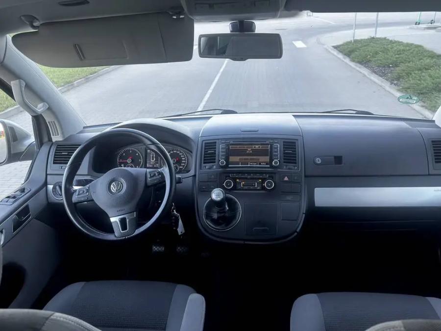 Pelēks Volkswagen Multivan 2011 Rēzekne, ar dzinēja tilpumu 2.00 L un nobraukumu 258 tūkst. km par 16900 €, foto 31 vietnē AUTOMOTO.COM.LV