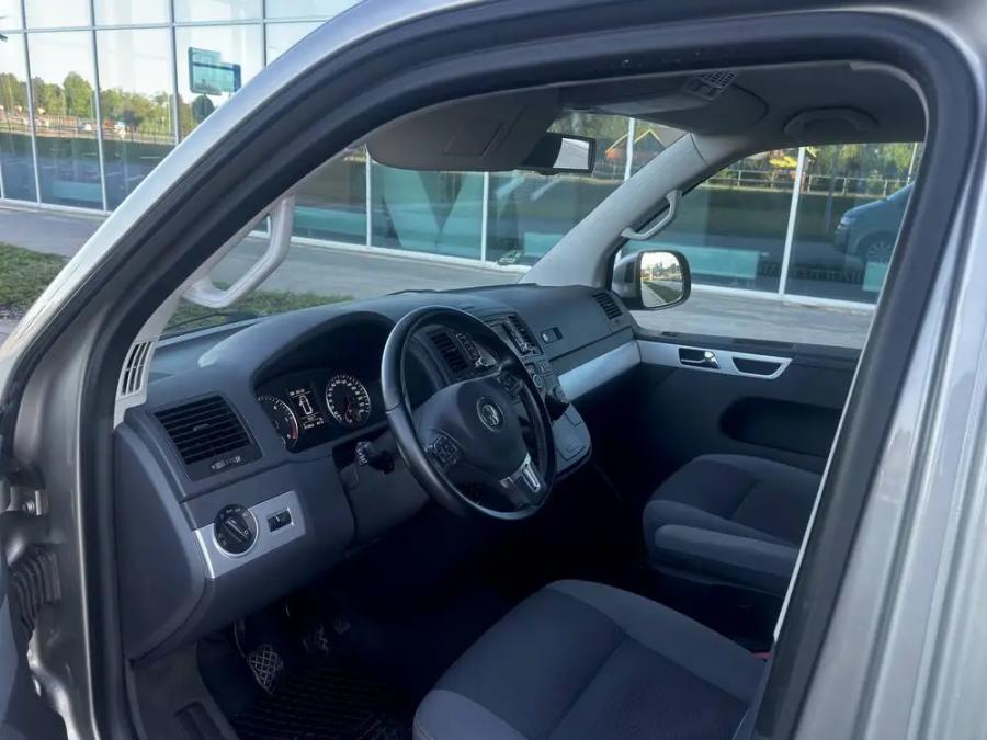 Pelēks Volkswagen Multivan 2011 Rēzekne, ar dzinēja tilpumu 2.00 L un nobraukumu 258 tūkst. km par 16900 €, foto 33 vietnē AUTOMOTO.COM.LV