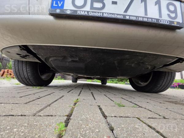 Grey Volkswagen Multivan 2011 in Riga, with an engine capacity of 2.00 L and mileage of 280 thousand km for 17500 €, photo 5 on AUTOMOTO.COM.LV