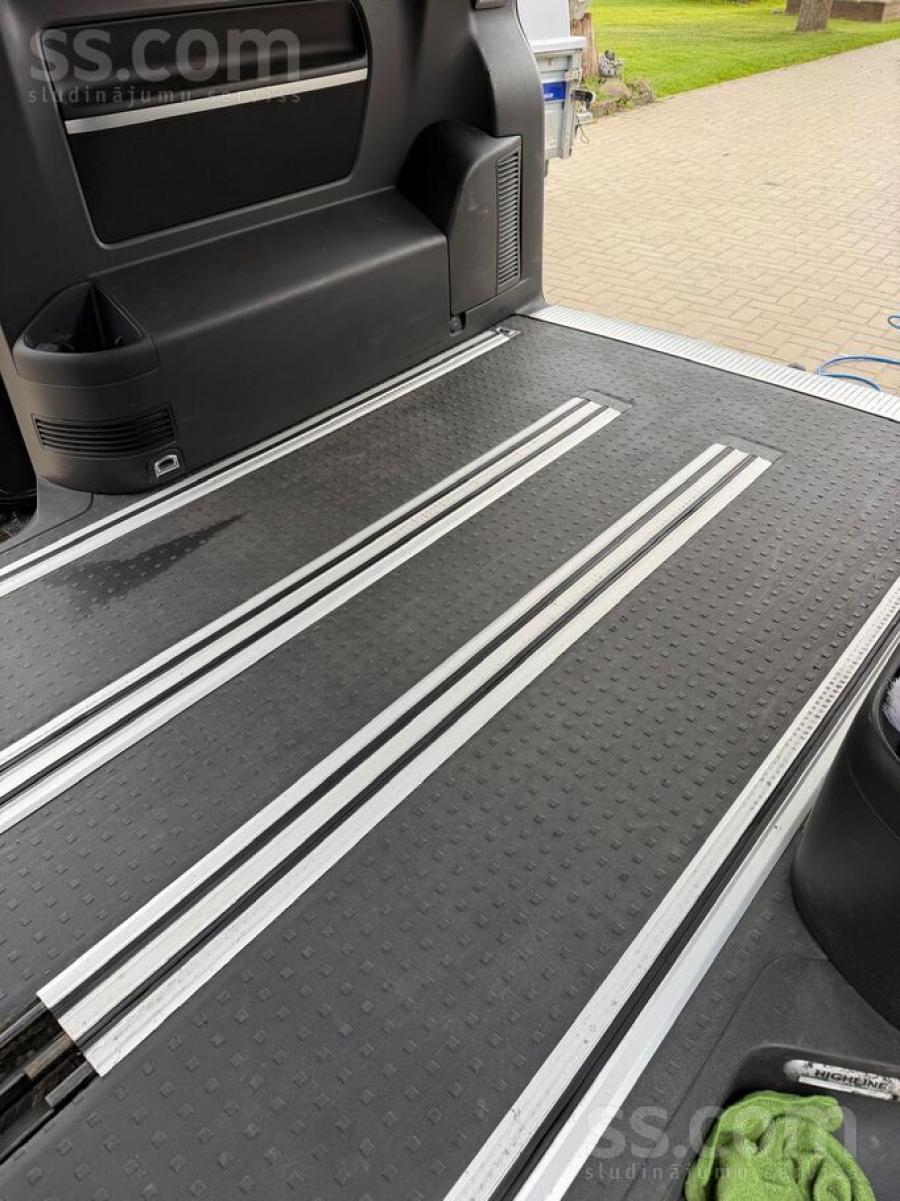 Pelēks Volkswagen Multivan 2017 Rīga, ar dzinēja tilpumu 2.00 L un nobraukumu 268 tūkst. km par 26300 €, foto 13 vietnē AUTOMOTO.COM.LV