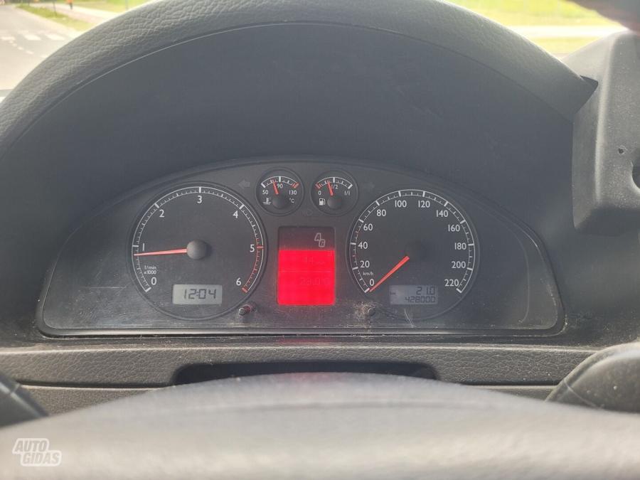 Grey Volkswagen Multivan 2003 in Vilnius, with an engine capacity of 2.50 L and mileage of 428 thousand km for 4150 €, photo 22 on AUTOMOTO.COM.LV