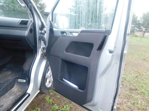 Pelēks Volkswagen Multivan 2004 Jelgava, ar dzinēja tilpumu 2.50 L un nobraukumu 315 tūkst. km par 7150 €, foto 10 vietnē AUTOMOTO.COM.LV