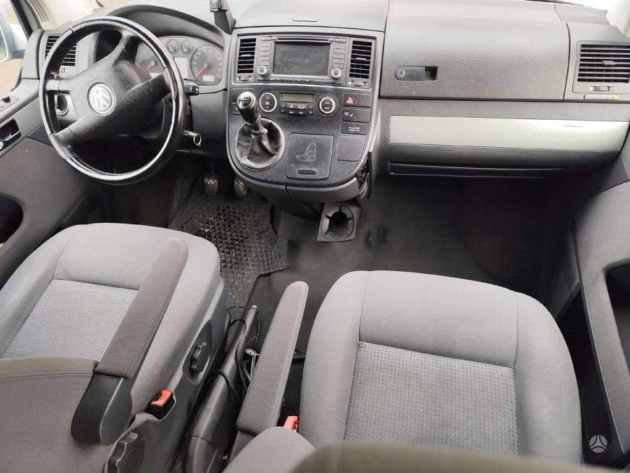 Pelēks Volkswagen Multivan 2005 Tauragė, ar dzinēja tilpumu 0.00 L un nobraukumu 296 tūkst. km par 5999 €, foto 3 vietnē AUTOMOTO.COM.LV