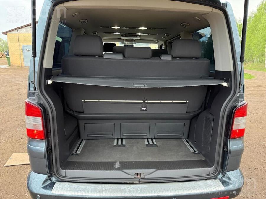 Grey Volkswagen Multivan 2005 in Limbazi, with an engine capacity of 2.50 L and mileage of 363 thousand km for 7900 €, photo 11 on AUTOMOTO.COM.LV
