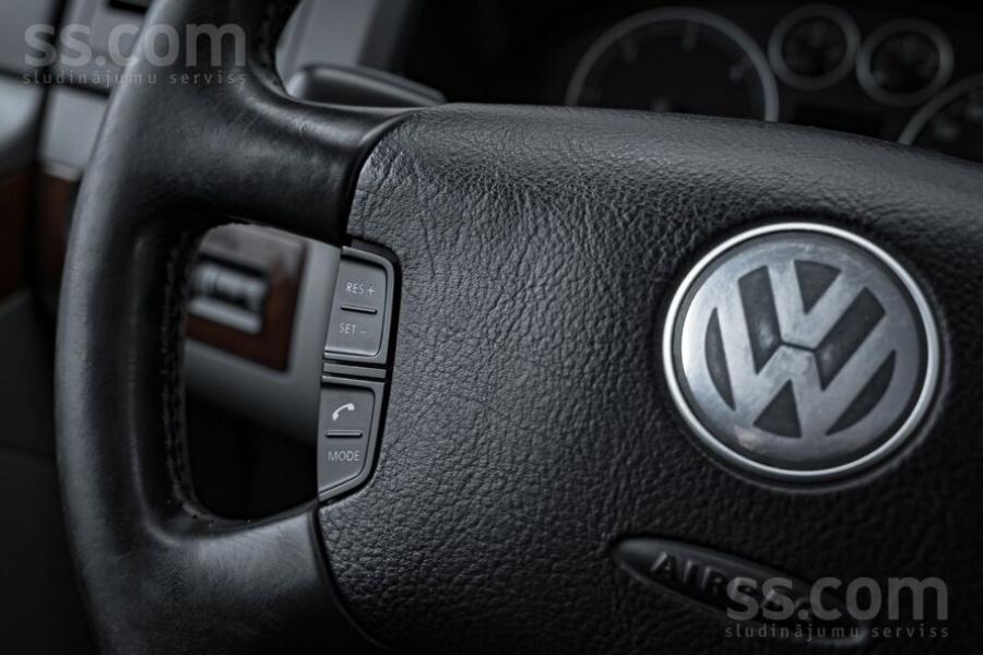 Grey Volkswagen Multivan 2006 in Riga, with an engine capacity of 2.50 L and mileage of 355 thousand km for 7950 €, photo 18 on AUTOMOTO.COM.LV